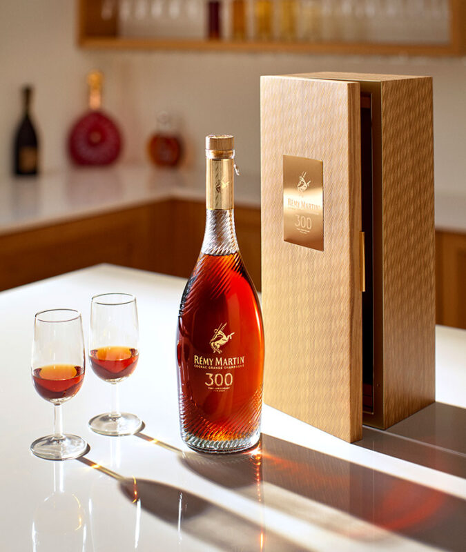 RÉMY MARTIN 人頭馬300週年限量瓶，珍稀典藏，榮耀鉅獻